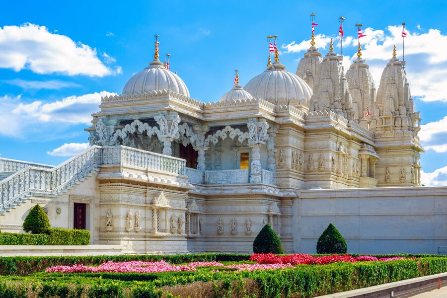 Shri Swaminarayan Mandir: Exquisite Hindu Temple in London • Come to London