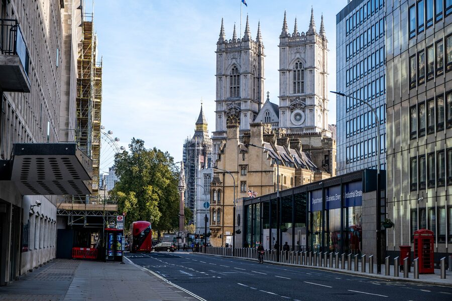 Shri Swaminarayan Mandir: Exquisite Hindu Temple in London • Come to London