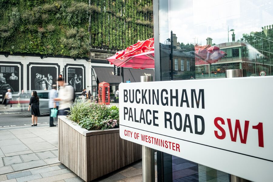 Buckingham Palace Road: Culture and Shopping near the Palace • Come to ...