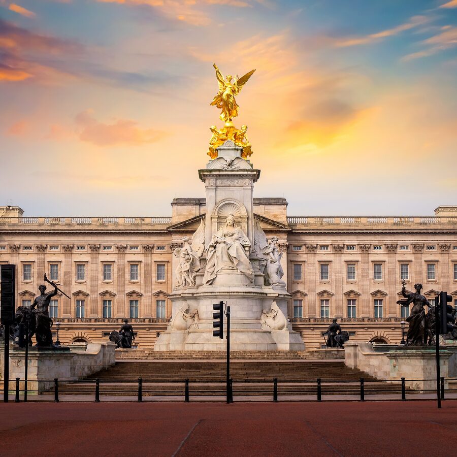 Buckingham Palace: Royal Residence and Symbol of Monarchy • Come to London