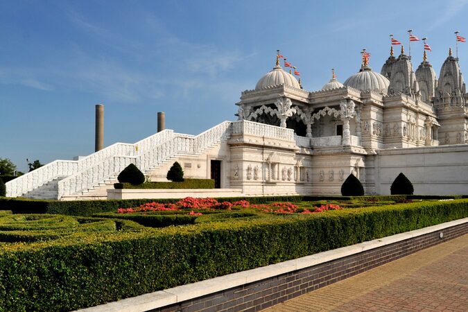Shri Swaminarayan Mandir: Exquisite Hindu Temple in London • Come to London