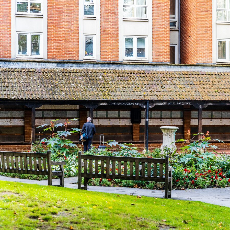 Visiting Postman's Park: Tips and Tricks • Come to London